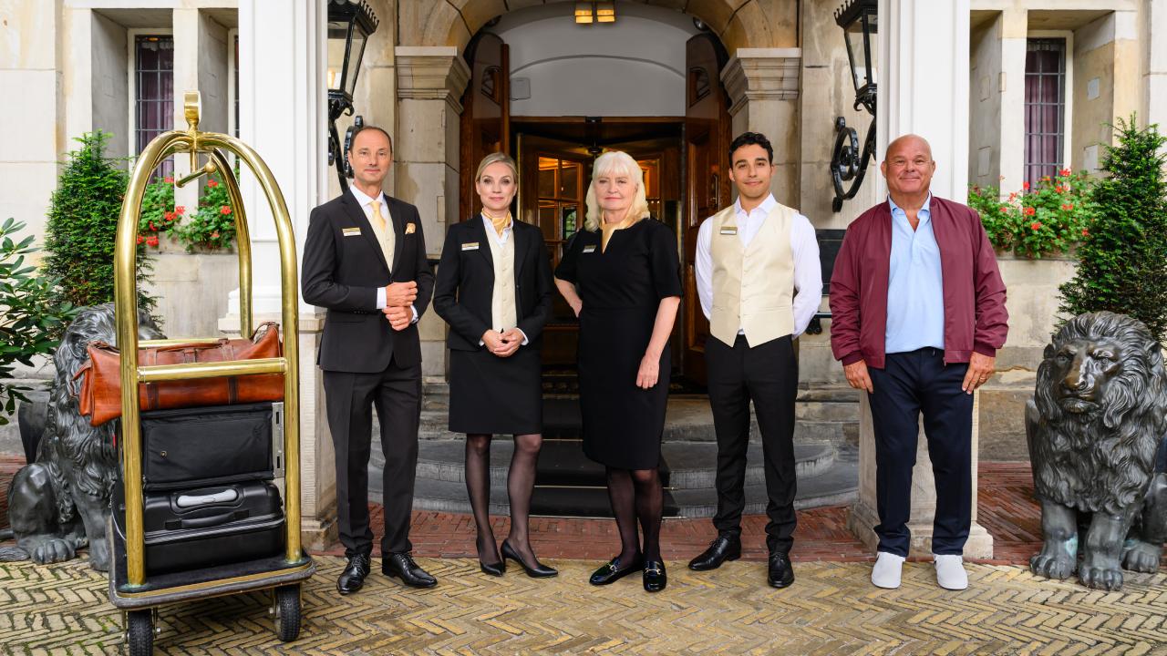 De TV van gisteren: Paul de Leeuw ziet kijkcijfers Hotel Hollandia ...