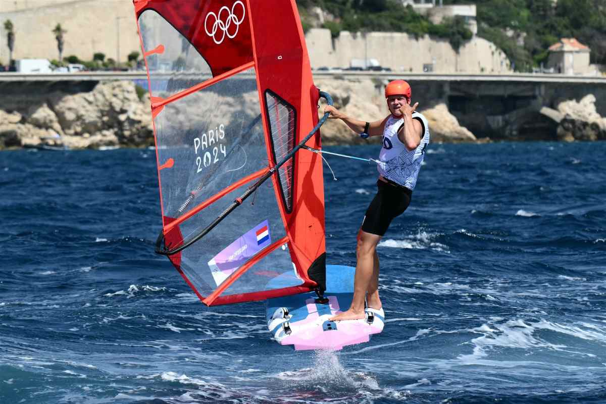 Surfer Luuc van Opzeeland heeft een virtuele gouden medaille (het is ...