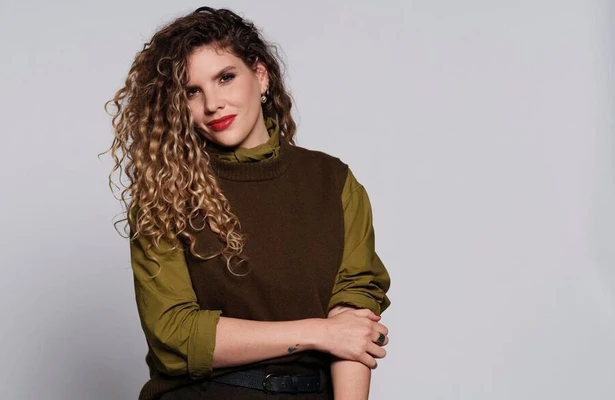 Nieuwe presentator Rachel Rosier ontvangt Jona van Loenen in Adieu ...